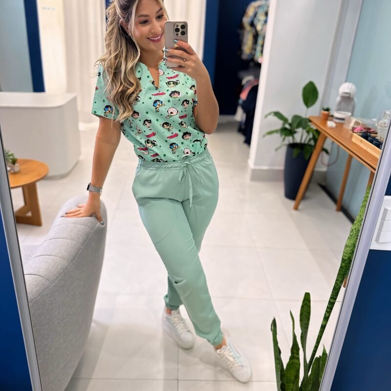 Conjunto Scrub Docinho Estampado – Linia Scrubs